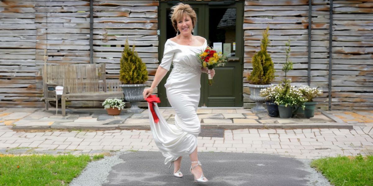 Meine Schwiegermutter kam in einem weißen Kleid zu meiner Hochzeit und verkündete ihre Verlobung ...