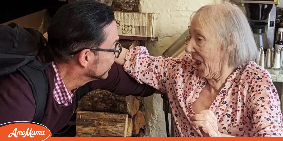 Frischgebackene Mutter wird direkt nach der Geburt von ihrem Baby ...