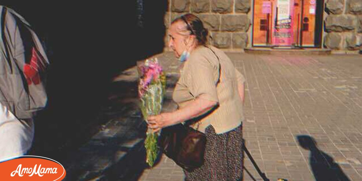 Ältere Frau, die auf der Straße Blumen verkauft, wird von einem reichen Mann verspottet, der ihr ...