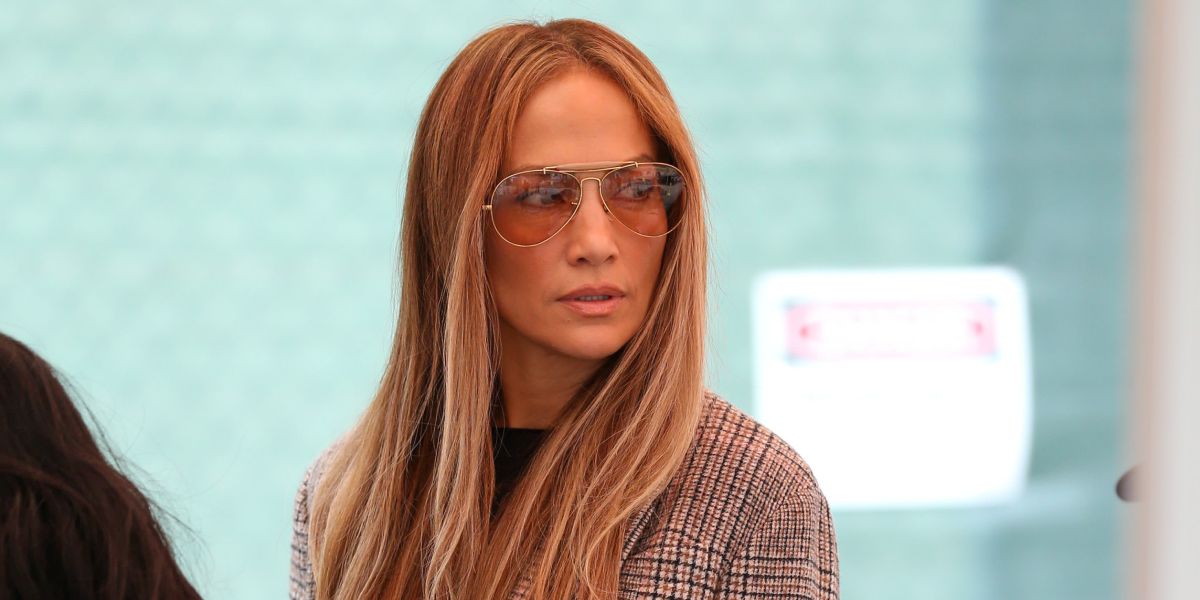 Jennifer Lopez wird als "am schlechtesten gekleidet" bezeichnet, weil ...